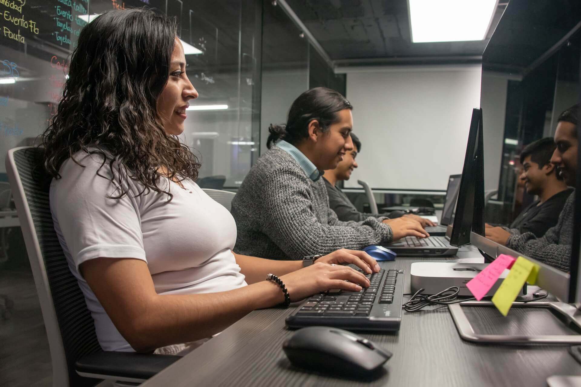 Wirtschaftsinformatik studieren und die digitale Zukunft mitgestalten